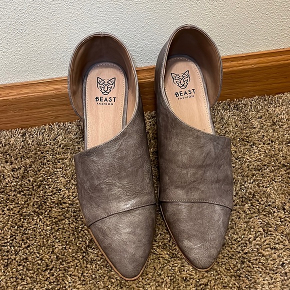 BEAST FASHION | Shoes | Gray Flat | Poshmark